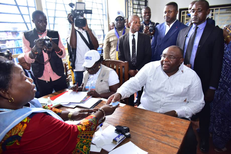 En image : Jean-Pierre Bemba a obtenu sa carte d'électeur ce mercredi ...