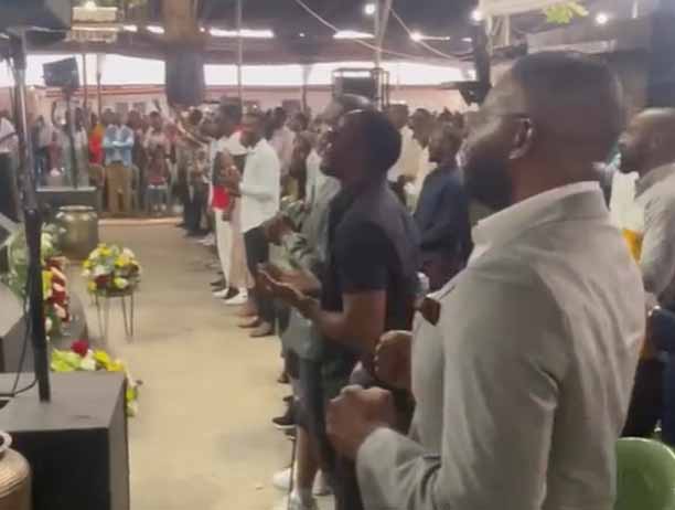 Vidéo : Quand L'homme d'affaires Eric Mandala danse de joie au temple ...