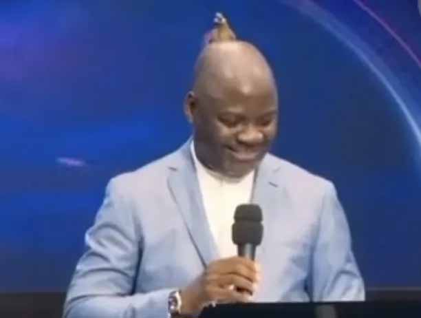 Vidéo : Incroyable, un oiseau s'est posé sur la tête de l'apôtre Roland ...