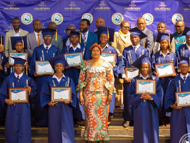 En image : La gouverneure du Lualaba, Fifi Masuka remet les bourses ...