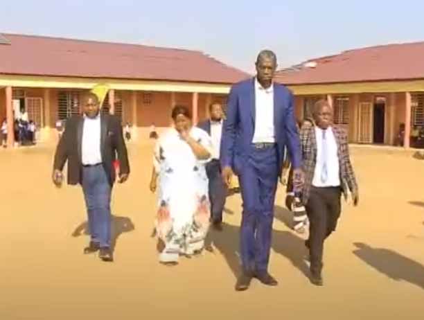 RDC : Voici l'extraordinaire école que le basketteur congolais Mutombo ...