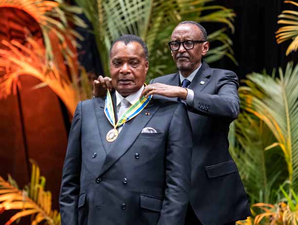 En image : Le président rwandais Paul Kagame décore le congolais Denis ...