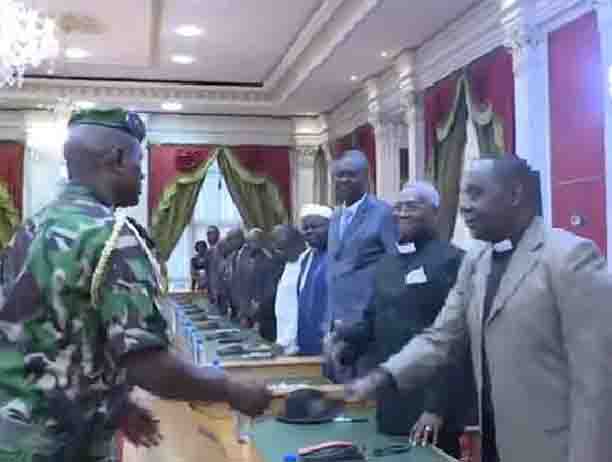 Gabon : Un jour après son coup d'Etat, le champion de la junte militaire, Brice Oligui Nguema a ...