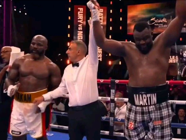 Vidéo : La victoire triomphale du boxeur Martin Bakole contre Carlos ...