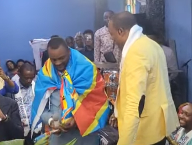 Vidéo : Quand l’évangéliste Kabundi Walessa présente à son église, son fils biologique, Van ...