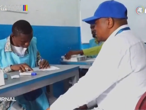 Vidéo : Voici comment le président de la CENI, Denis Kadima a voté ce ...