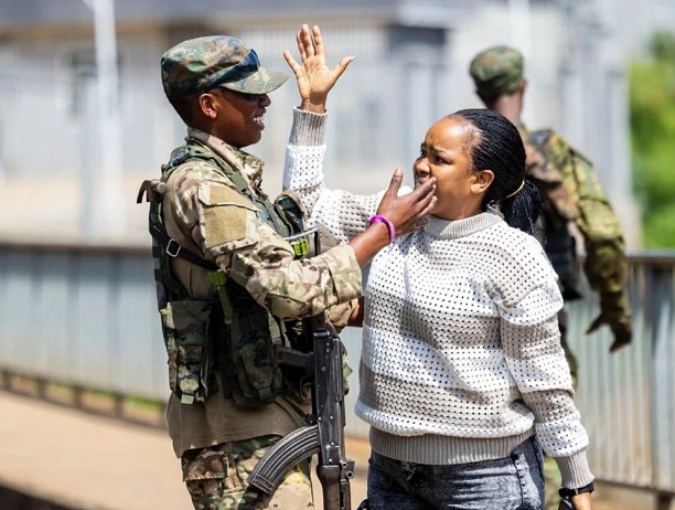 M23 à Bukavu : Cette femme rwandaise traverse la frontière pour ...